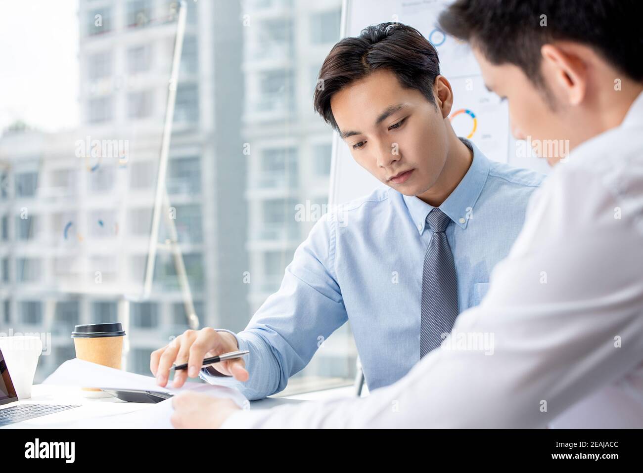 Chinese business meeting hi-res stock photography and images - Alamy