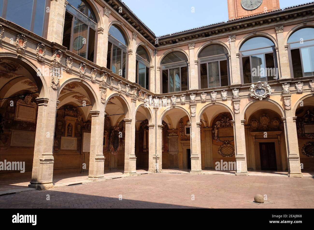 External atrium hi-res stock photography and images - Alamy