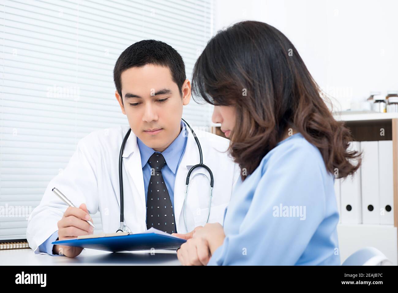 Asian doctor patient clinic hi-res stock photography and images - Alamy