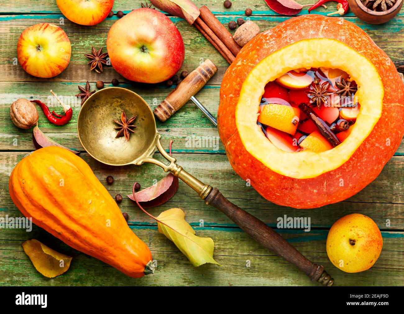 Traditional autumn mulled wine Stock Photo - Alamy