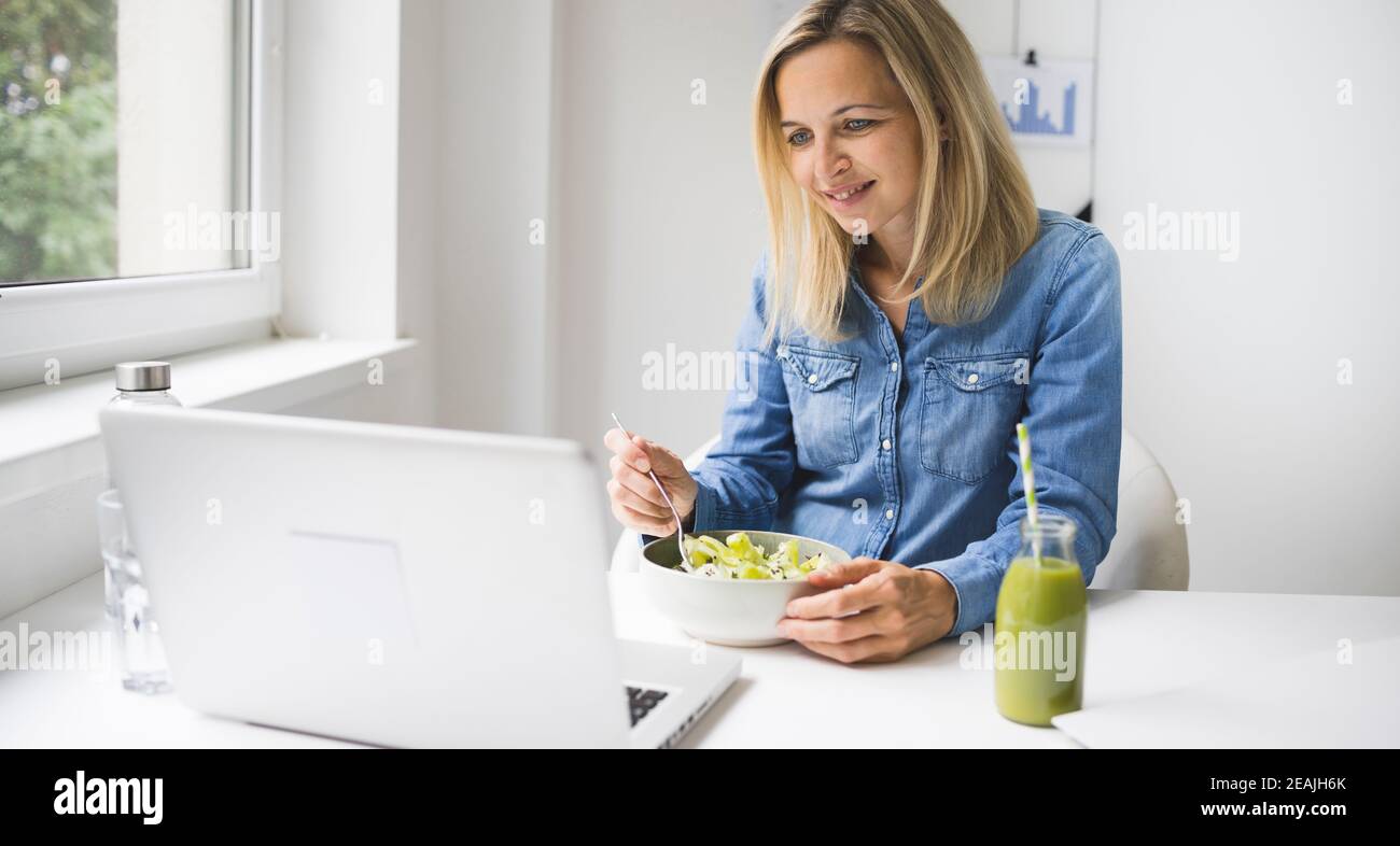 Woman work eat at desk hi-res stock photography and images - Alamy