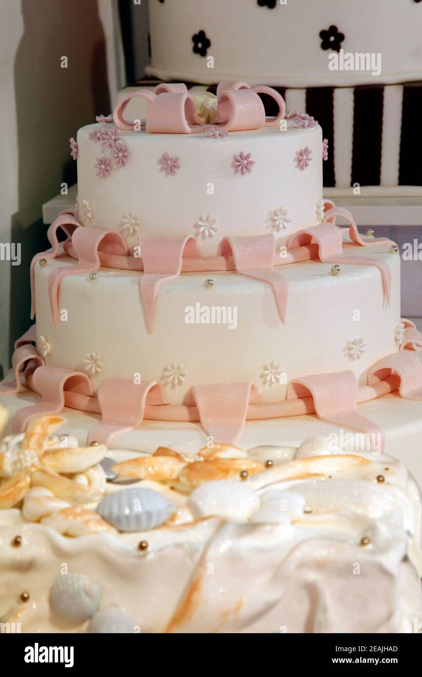 Classy decorated wedding cake hi-res stock photography and images - Alamy