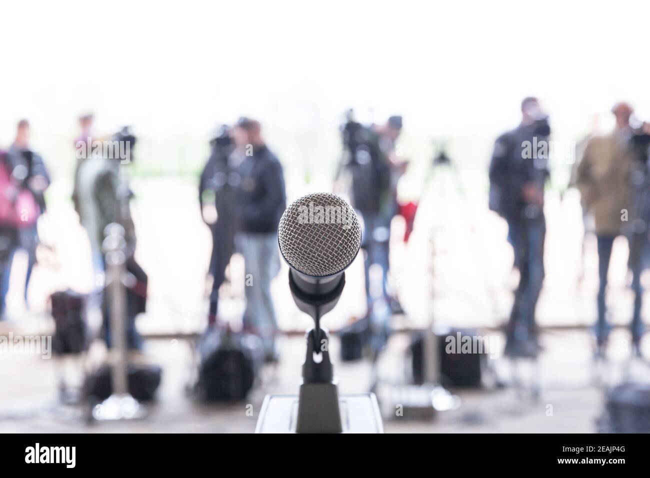 News reporting microphone hi-res stock photography and images - Alamy