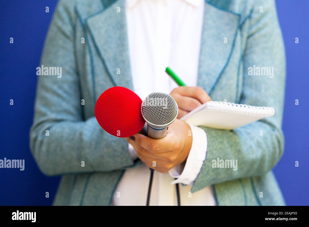 Reporter microphone hi-res stock photography and images - Alamy