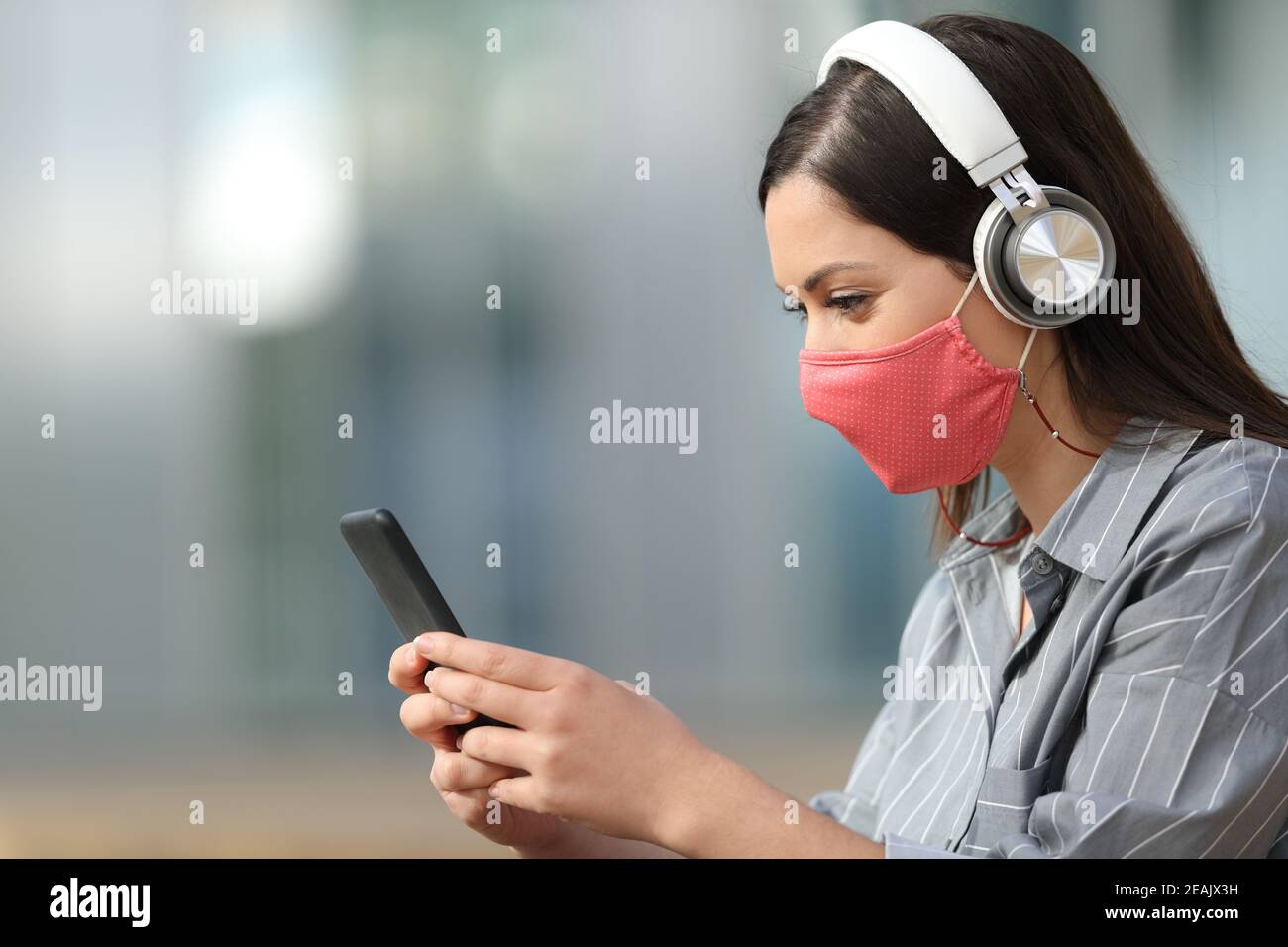 Corvid listening hi-res stock photography and images - Alamy