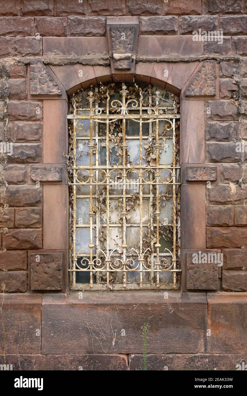 Cellar window hi-res stock photography and images - Alamy