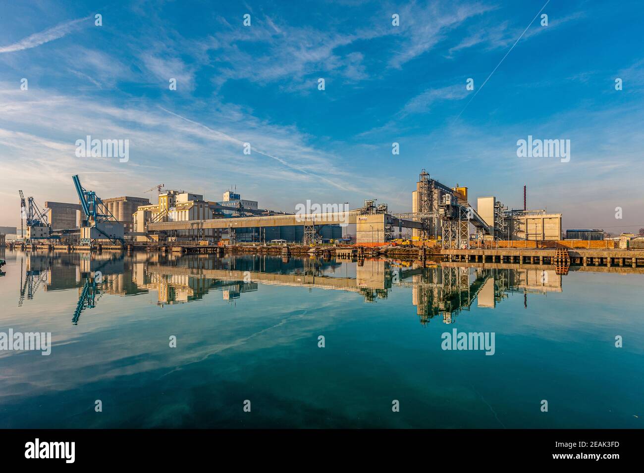 Porto industriale hi-res stock photography and images - Alamy