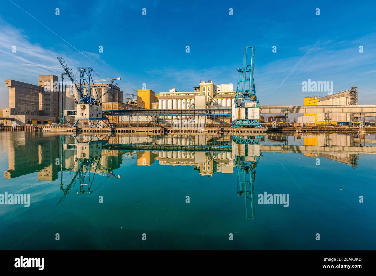 Porto industriale hi-res stock photography and images - Alamy
