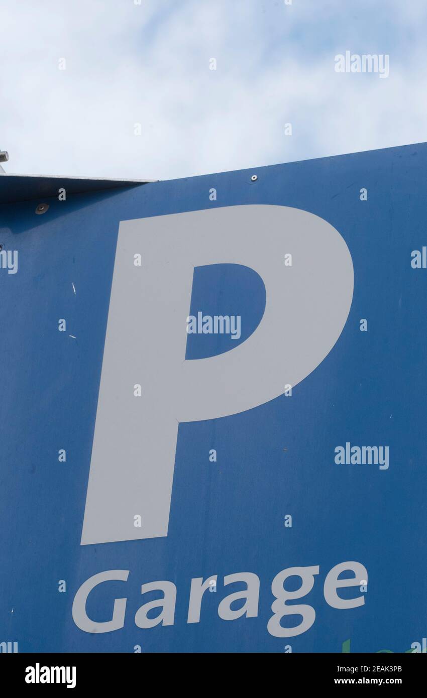 Parking garage symbol hi-res stock photography and images - Alamy