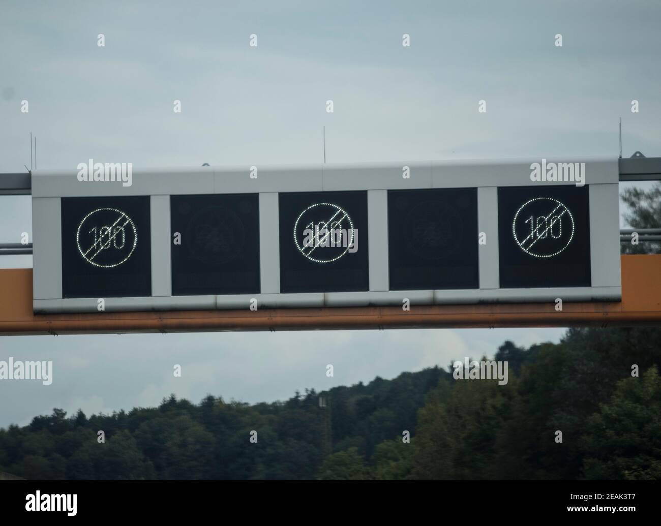 100 sign hi-res stock photography and images - Alamy