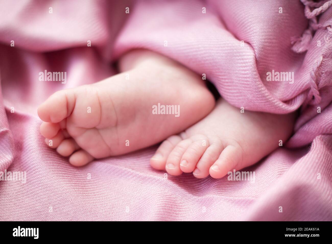 Parent feet child feet bed blanket hi-res stock photography and images ...