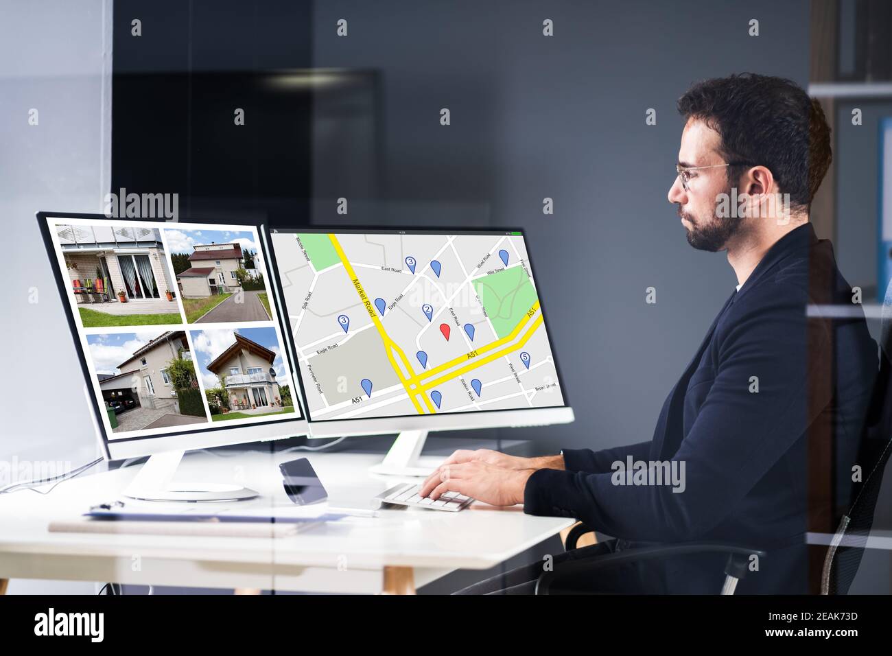 Man searching house hi-res stock photography and images - Alamy