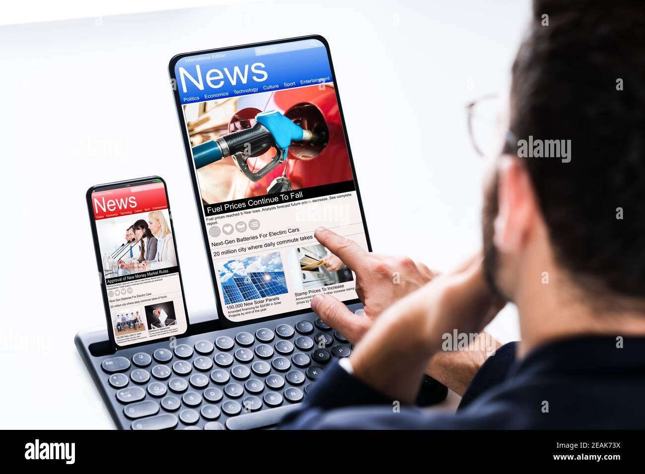 Online stand hi-res stock photography and images - Alamy