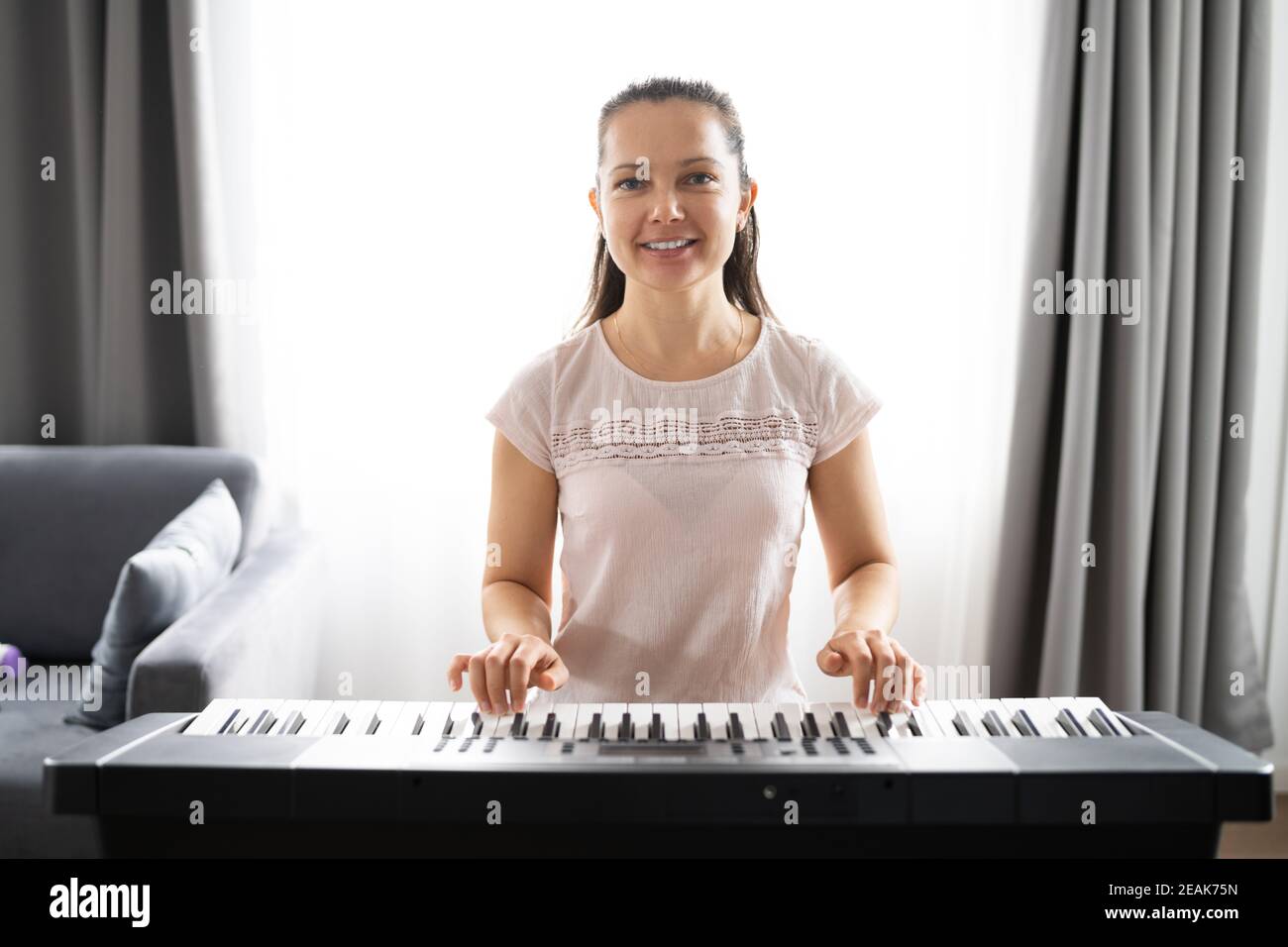 Piano woman hi-res stock photography and images - Alamy
