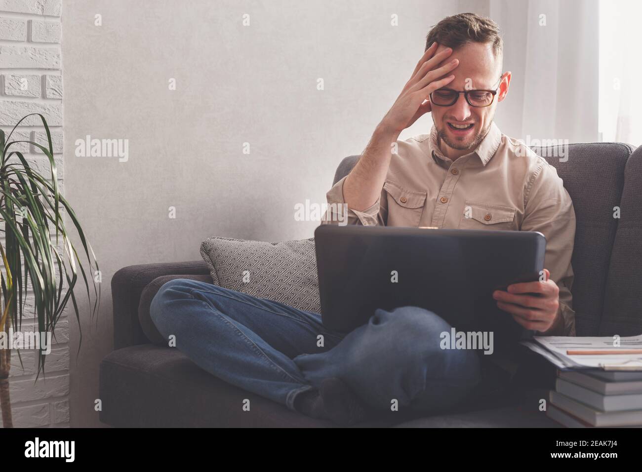 Angry man at computer hi-res stock photography and images - Alamy