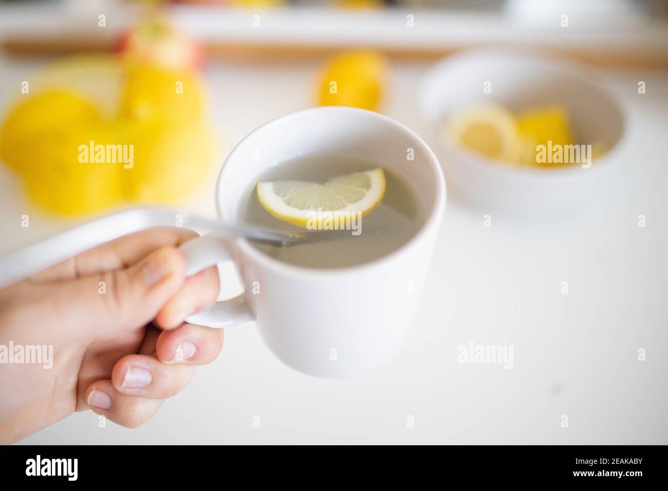 Hand holding a cup of lemon tea with a straw and lemon slice Stock ...