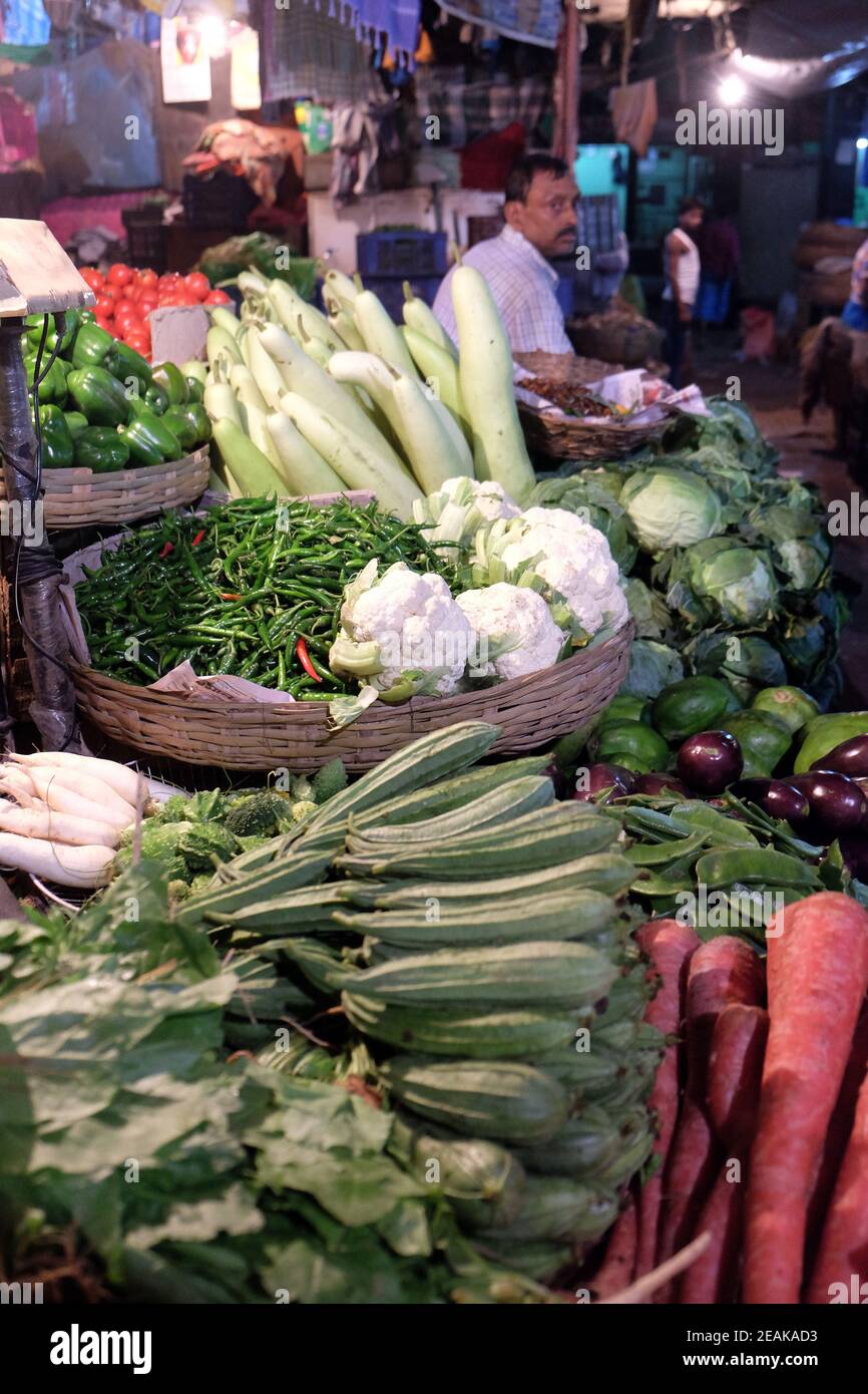 Farmer sell vegetables in New Market in Kolkata Stock Photo - Alamy