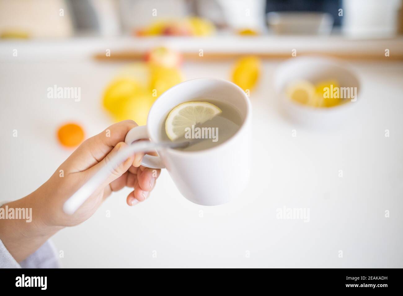 Hand holding a cup of lemon tea with a straw and lemon slice Stock ...
