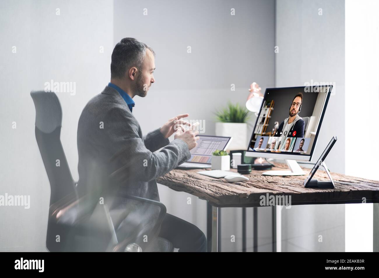 Video call meeting hi-res stock photography and images - Alamy