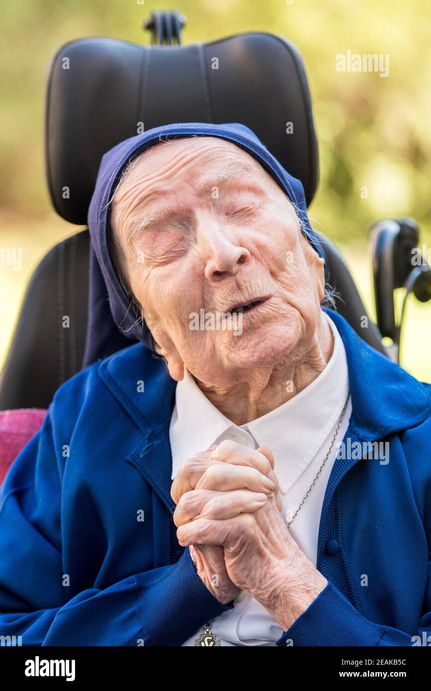 Toulon, France. 10th Feb, 2021. Sister André poses in her retirement ...