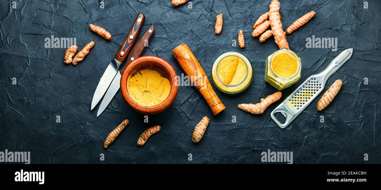 Turmeric powder and fresh turmeric Stock Photo - Alamy