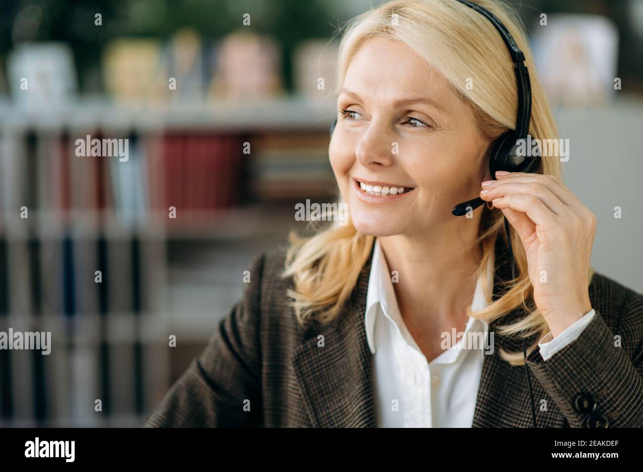 Beautiful mature woman works hi-res stock photography and images - Alamy