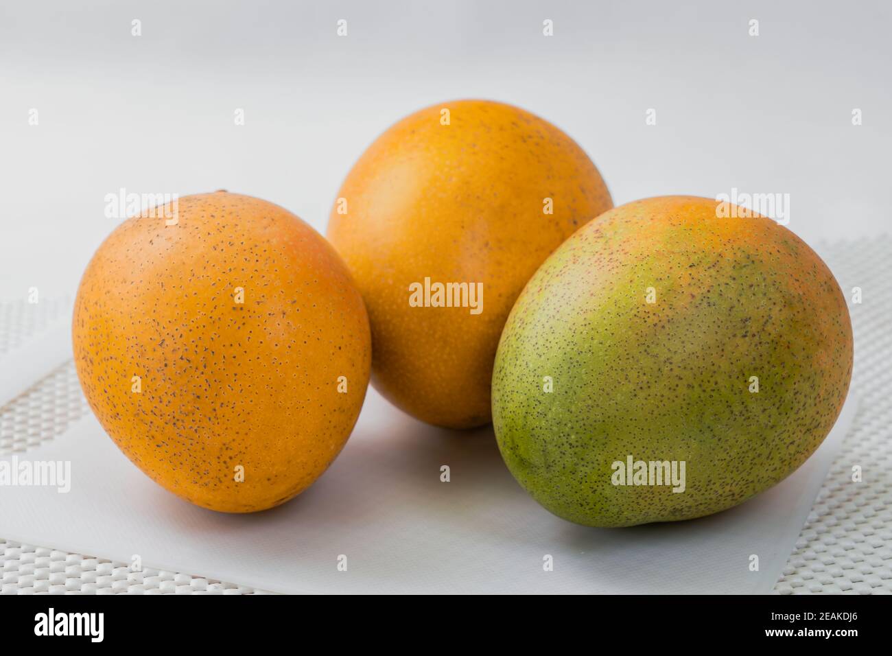 People eating mangoes hi-res stock photography and images - Alamy
