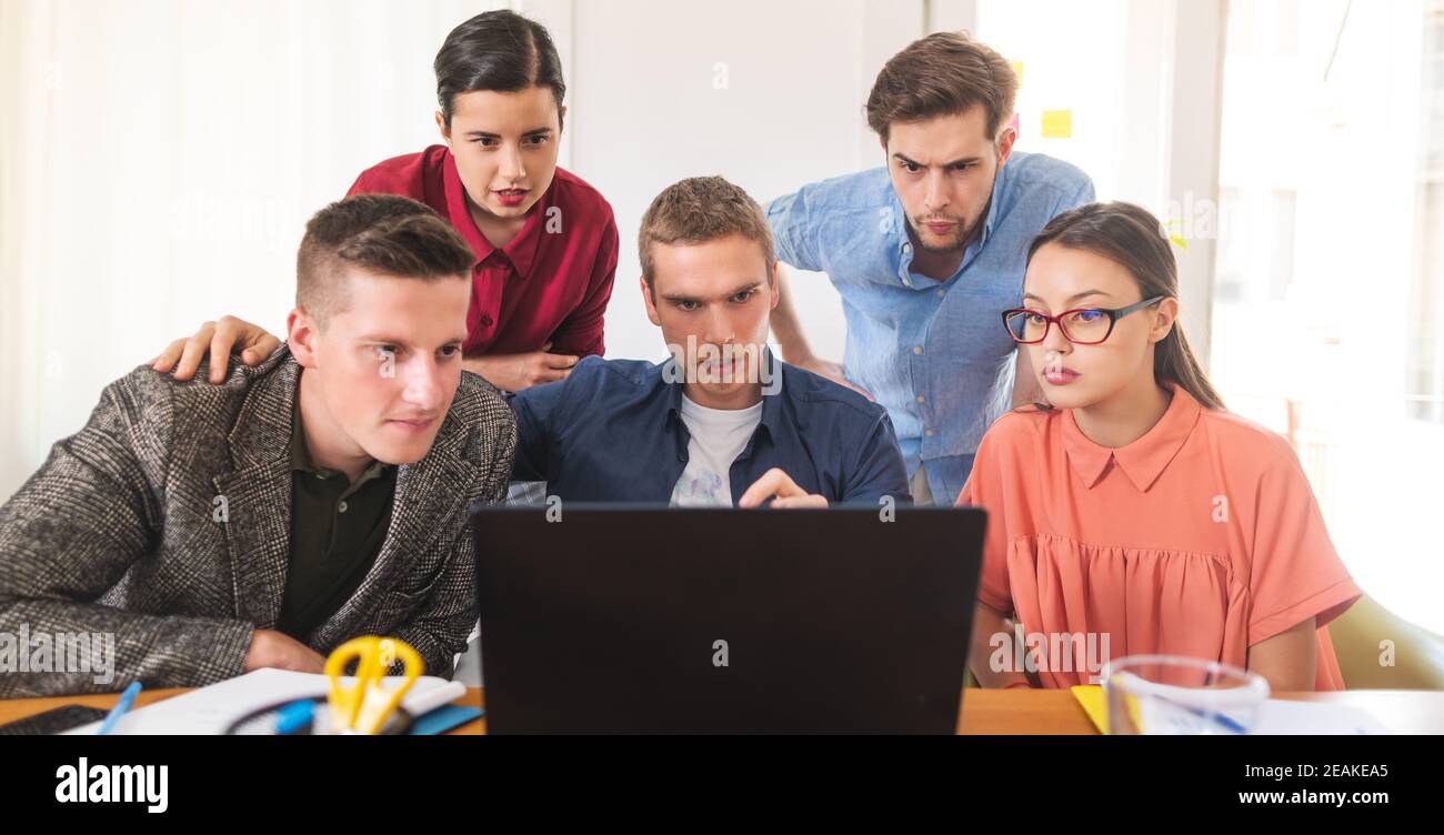 Office teamwork computer hi-res stock photography and images - Alamy