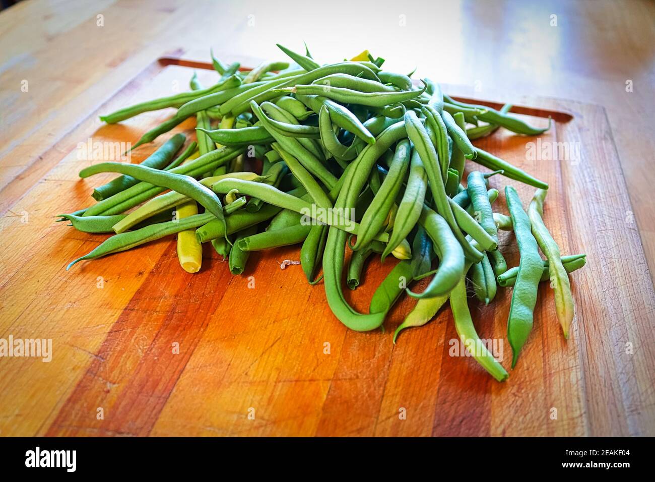 Fresh green beans in the middle of a cutting board Stock Photo - Alamy
