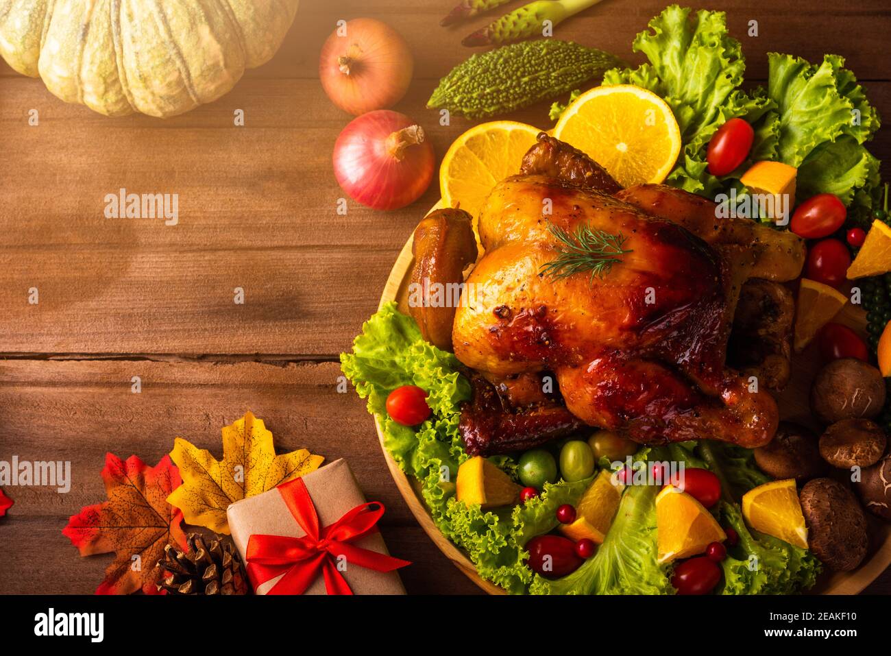 Thanksgiving roasted turkey or chicken and vegetables Stock Photo - Alamy