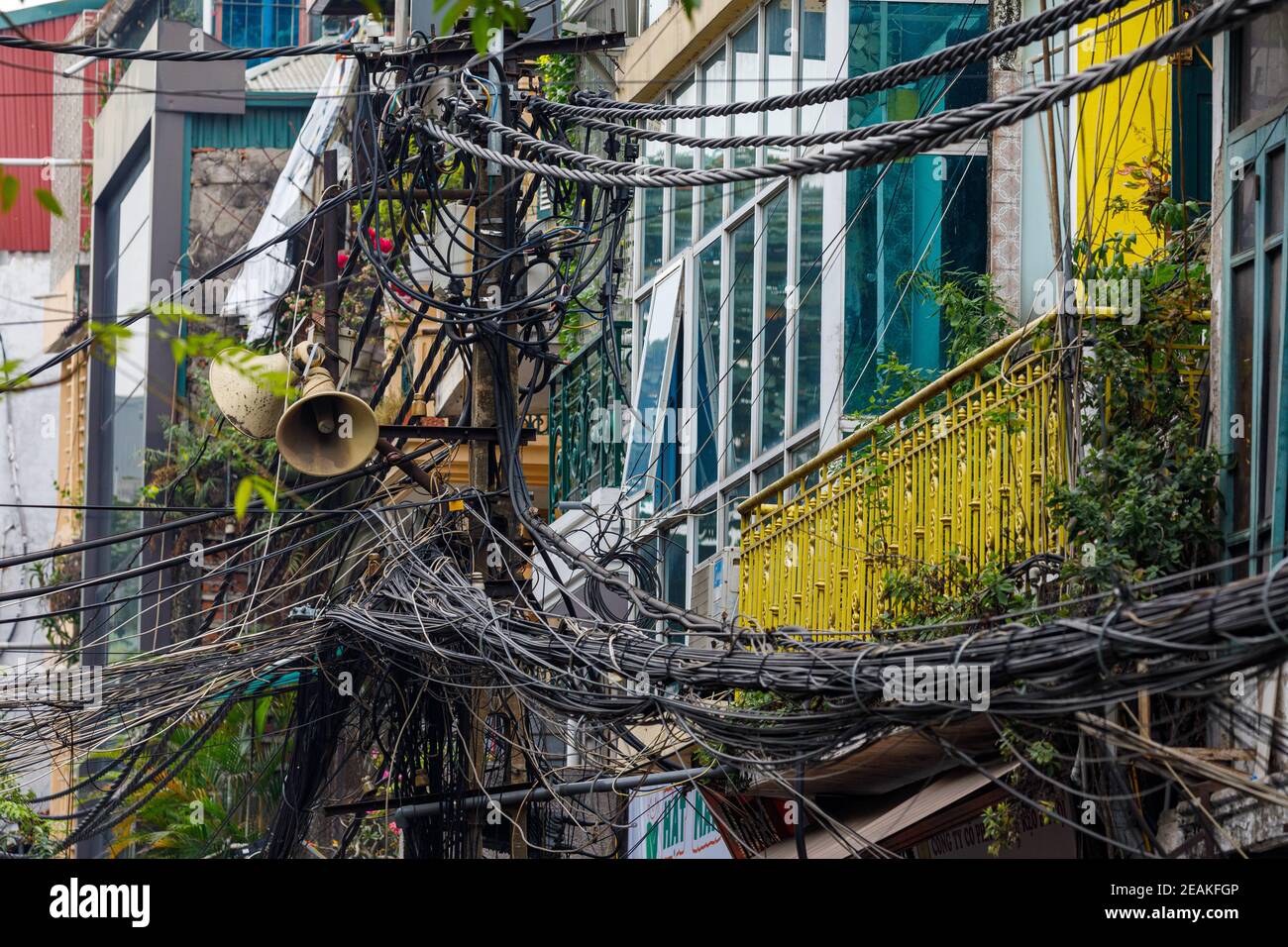 The chaos of the power lines in Vietnam Stock Photo - Alamy