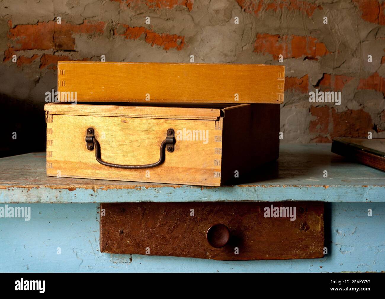 old fashioned wooden toolbox on the table in workshop Stock Photo - Alamy