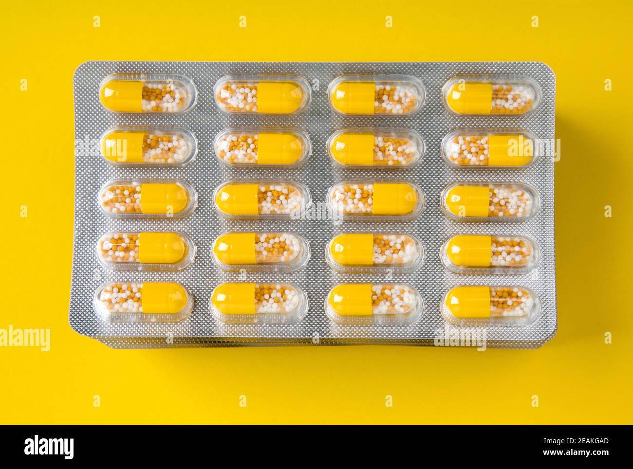 Yellow white pill capsule hi-res stock photography and images - Alamy
