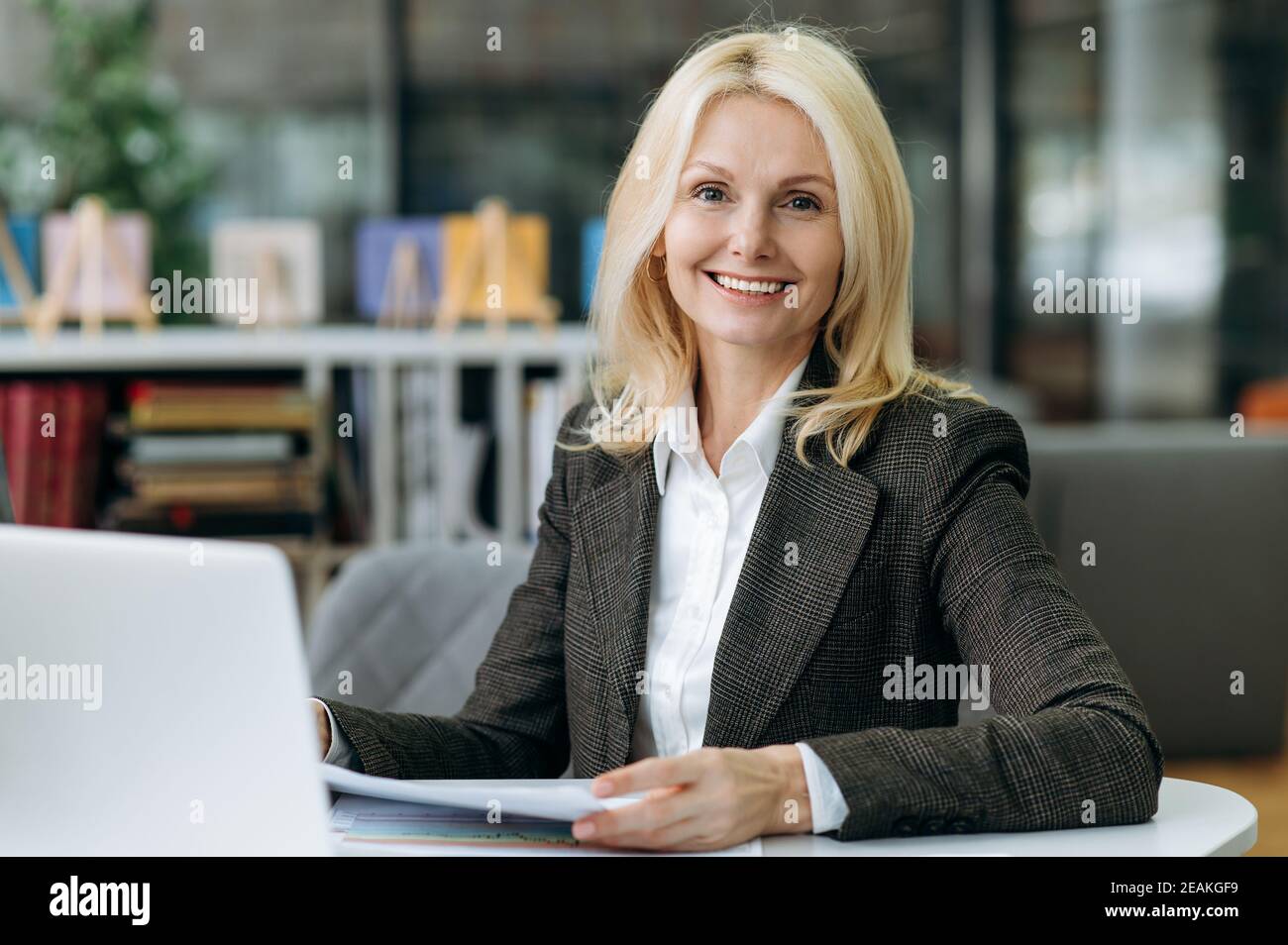 Mature secretary hi-res stock photography and images - Alamy