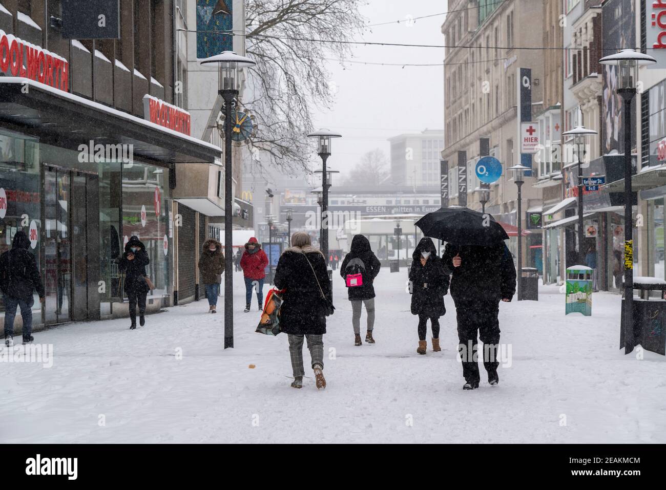 Inner city of Essen, onset of winter, lots of fresh snow and daytime ...