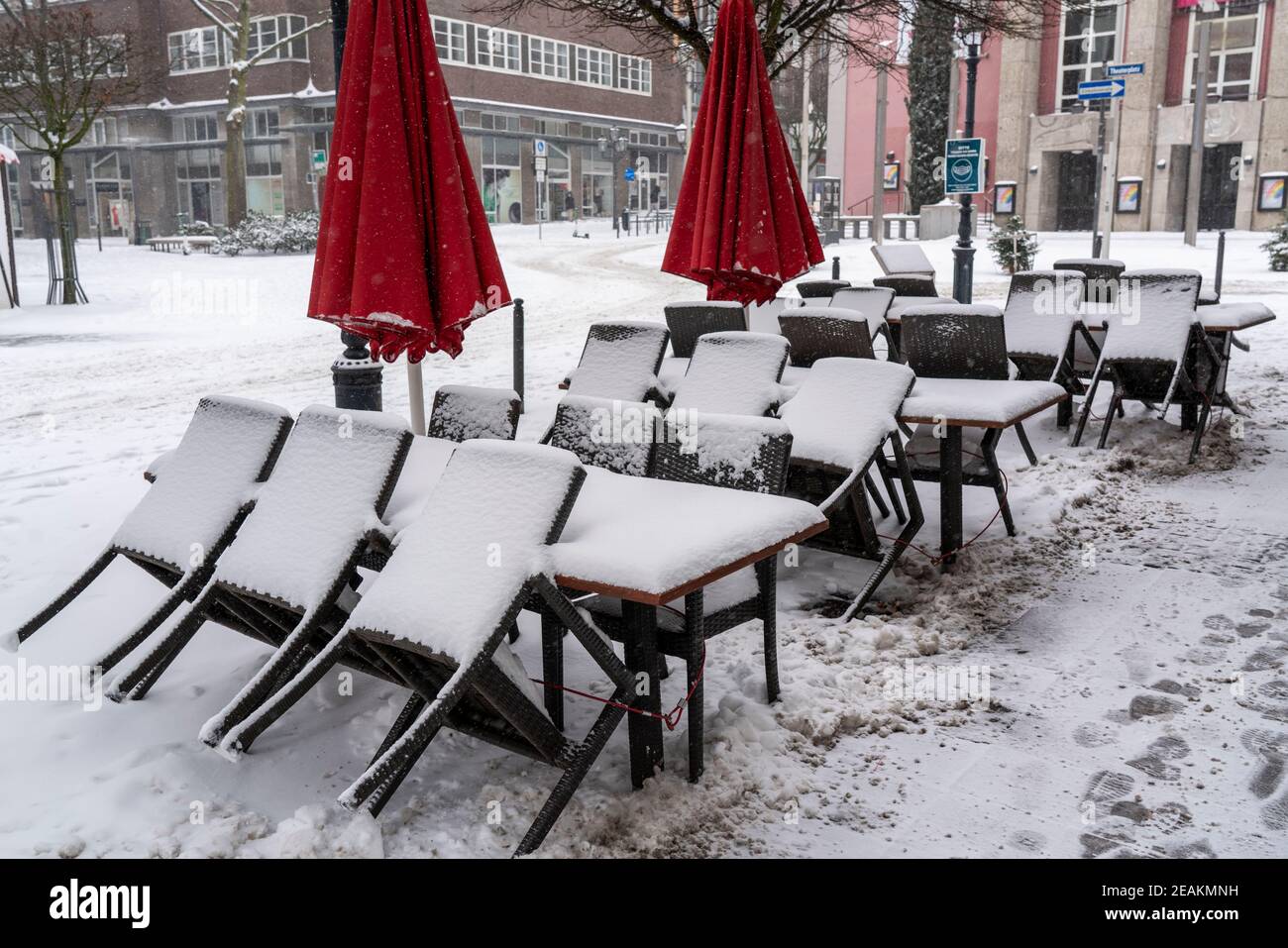 Café, closed snowy, Essen city centre, winter onset, lots of fresh snow ...