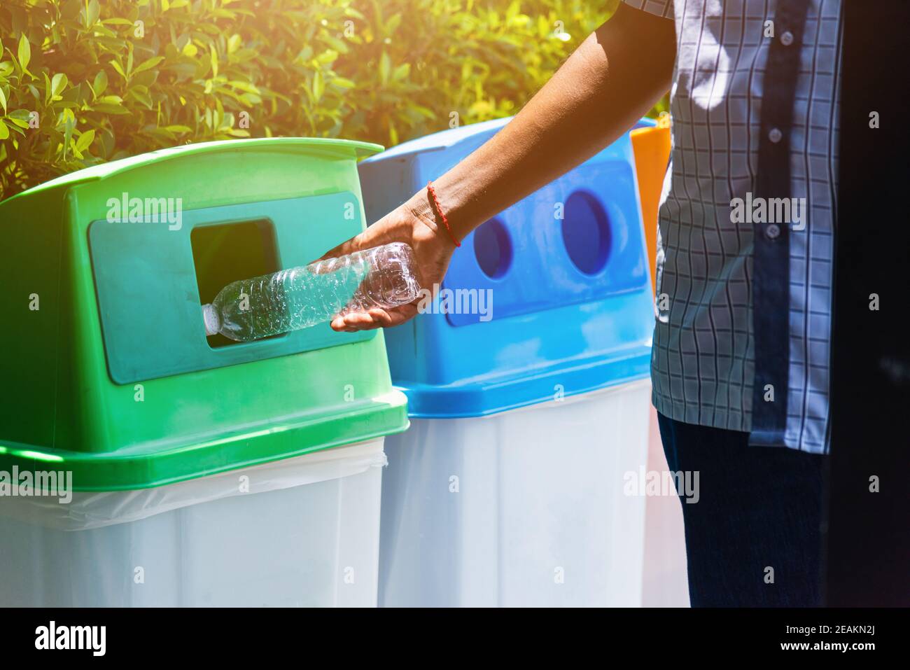 Black hand throwing empty hi-res stock photography and images - Alamy