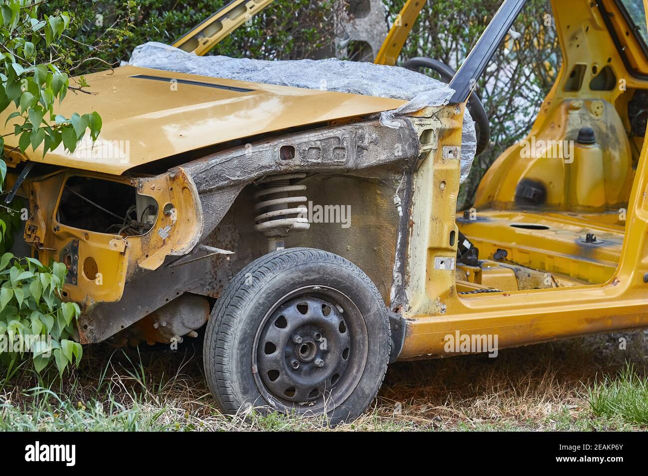 Car Wreck with missing parts Stock Photo - Alamy