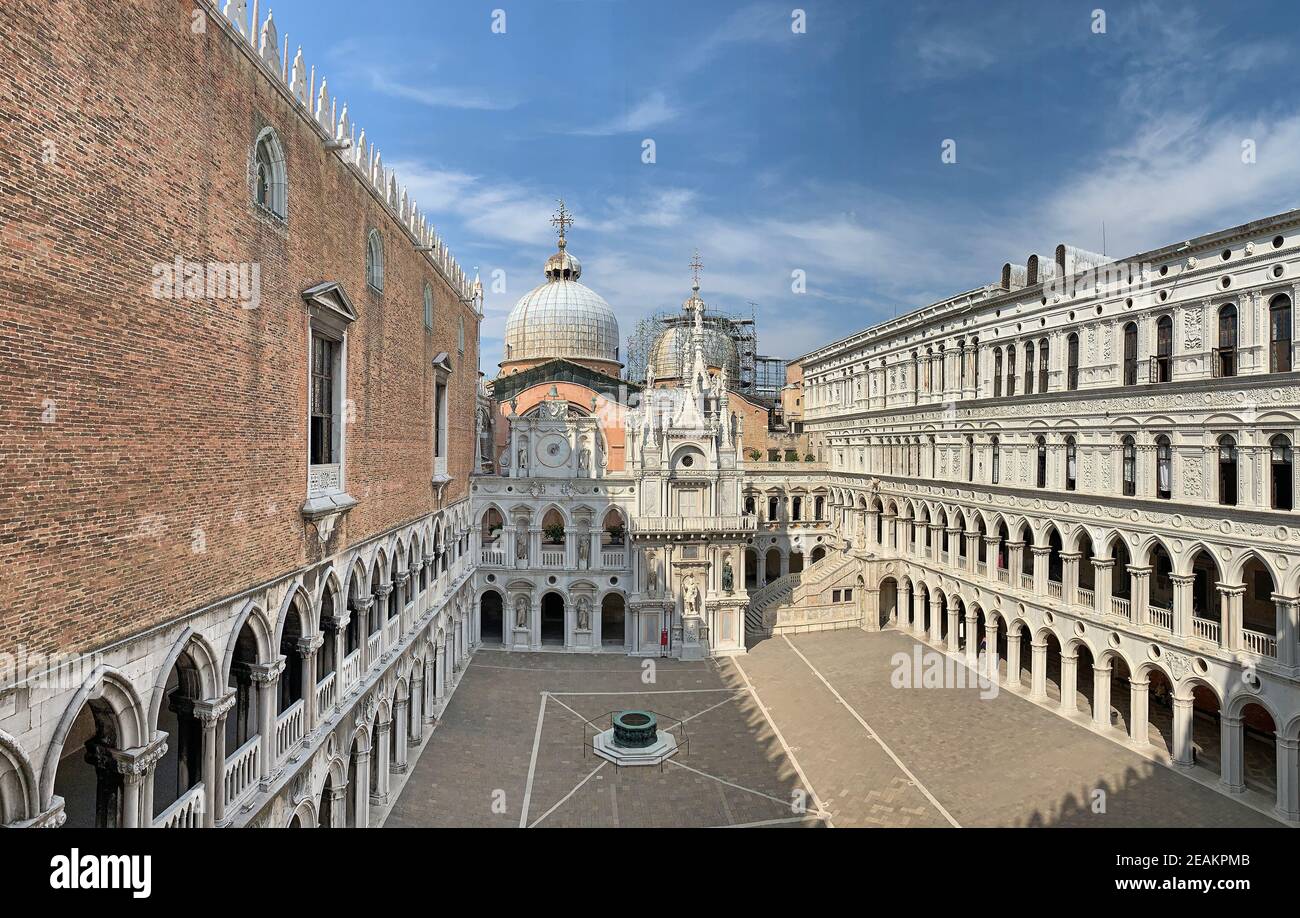 Courtyard of the doge palace hi-res stock photography and images - Alamy