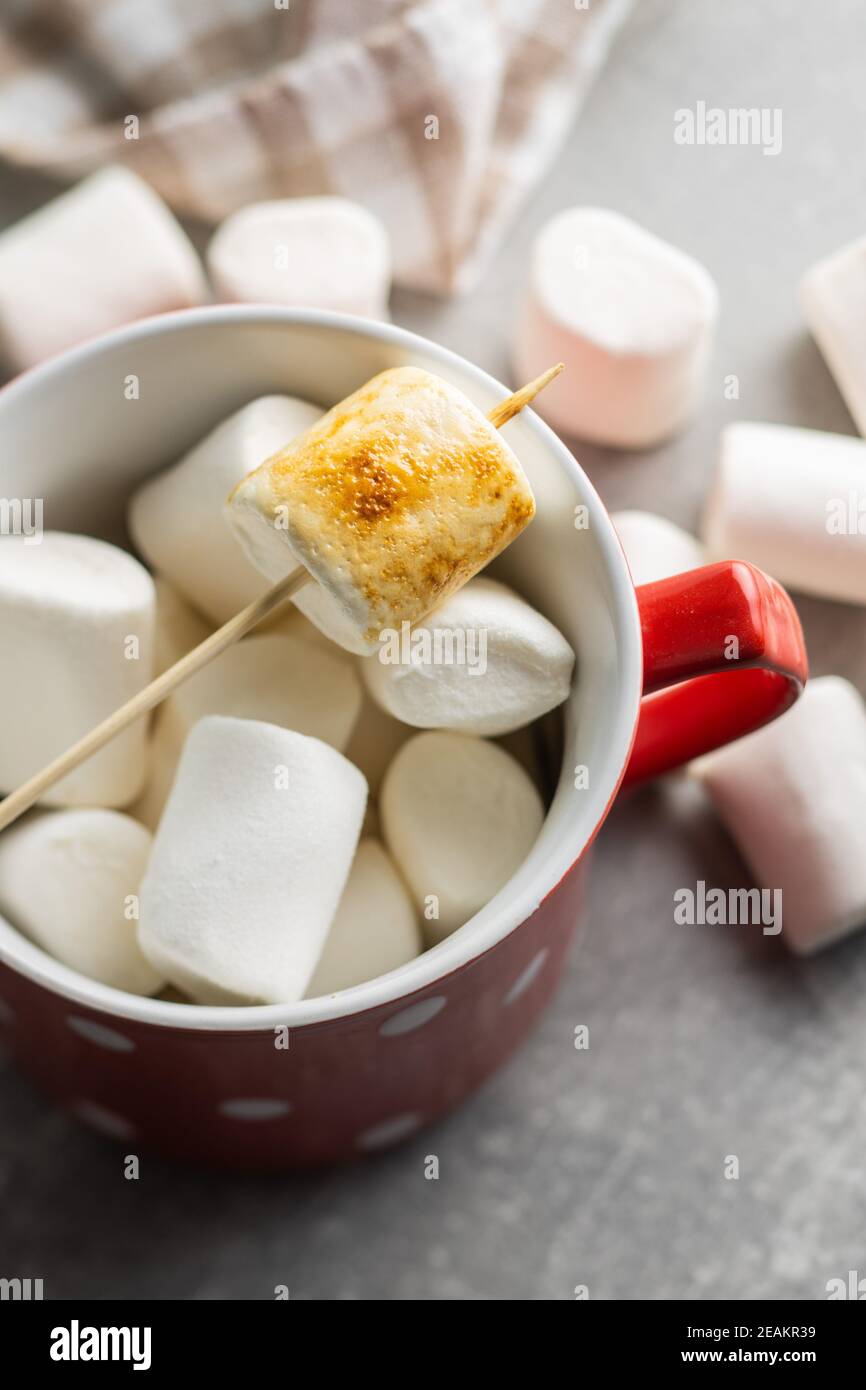 Grilled sweet marshmallows in mug Stock Photo - Alamy