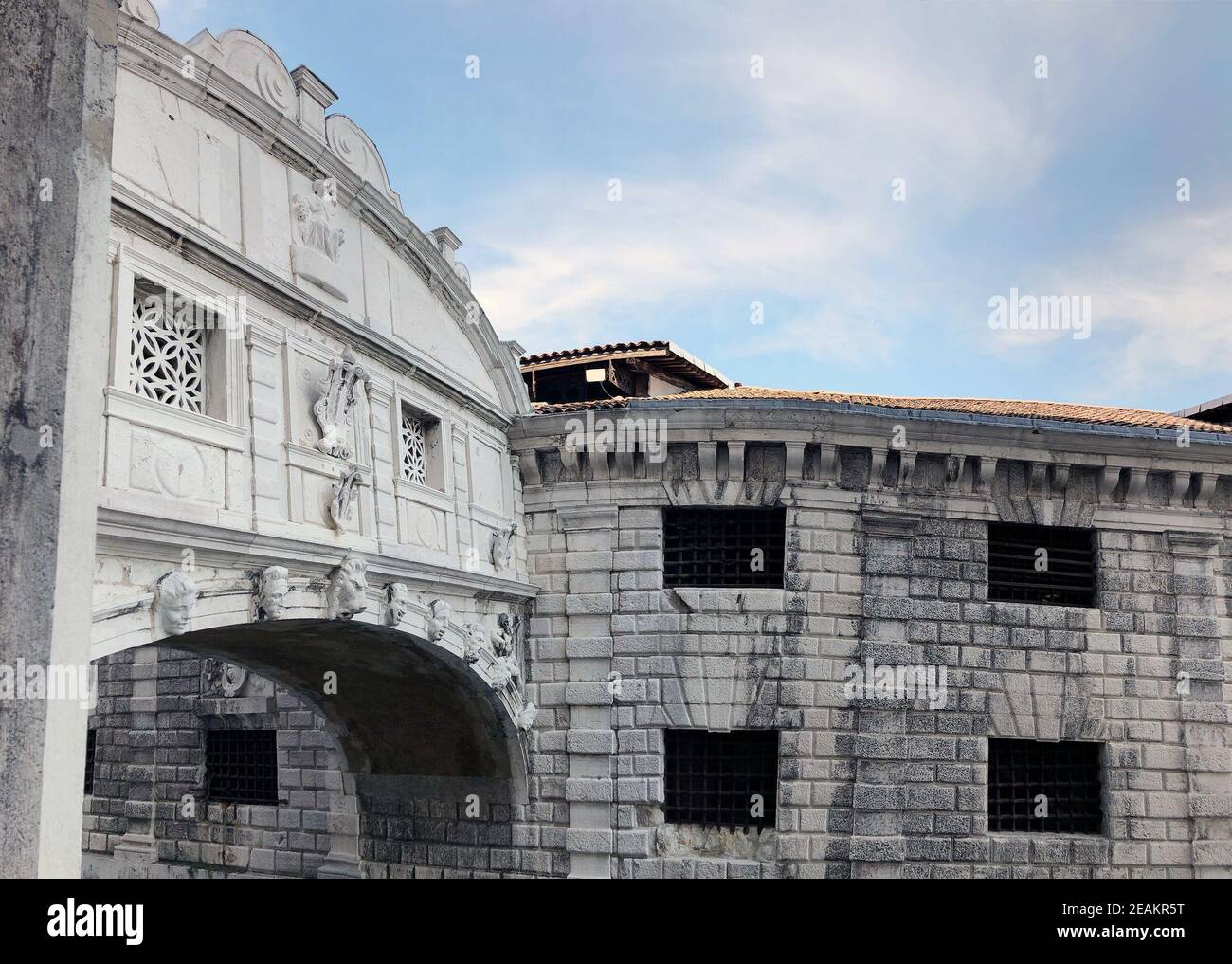 The Bridge of Sighs and the Piombi prison at the Doge Palace in the ...