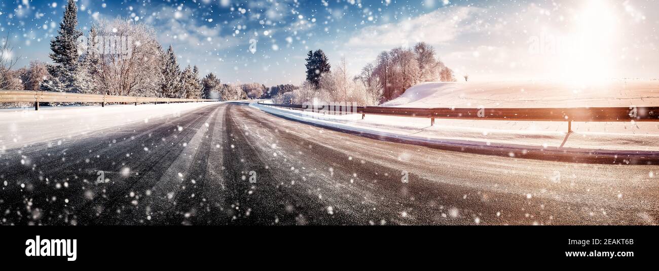 Weekend snowfall hi-res stock photography and images - Alamy