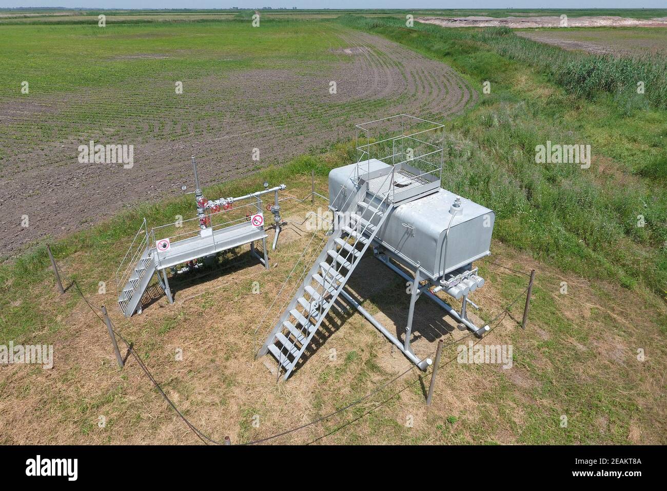 Equipment of an oil well Stock Photo - Alamy