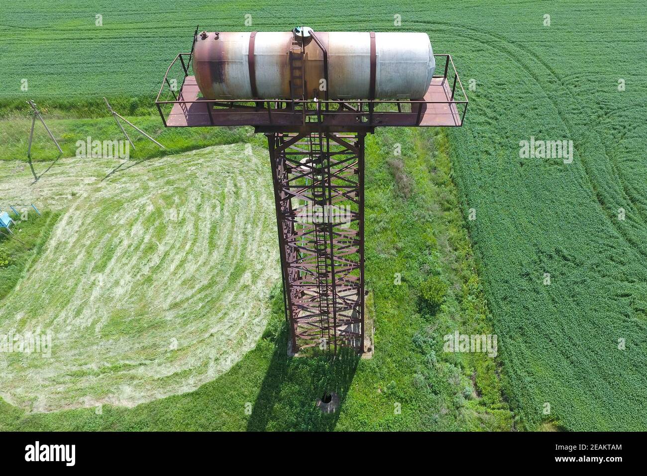 Metal water tower hi-res stock photography and images - Alamy
