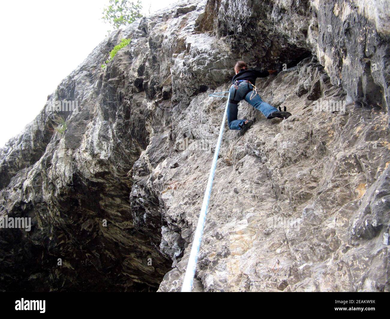 Women climbing rope hi-res stock photography and images - Alamy