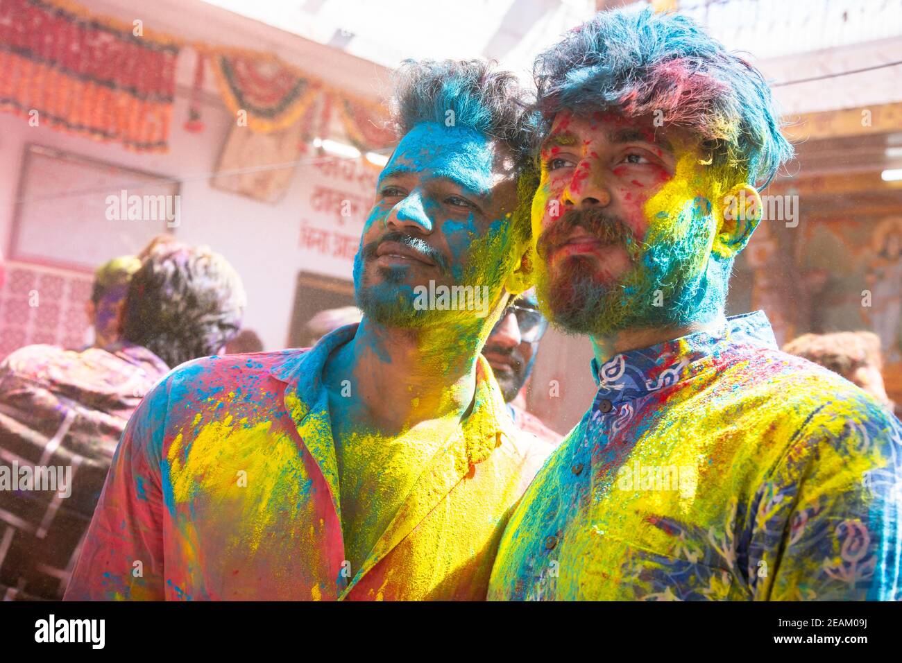 Men enjoying holi hi-res stock photography and images - Alamy