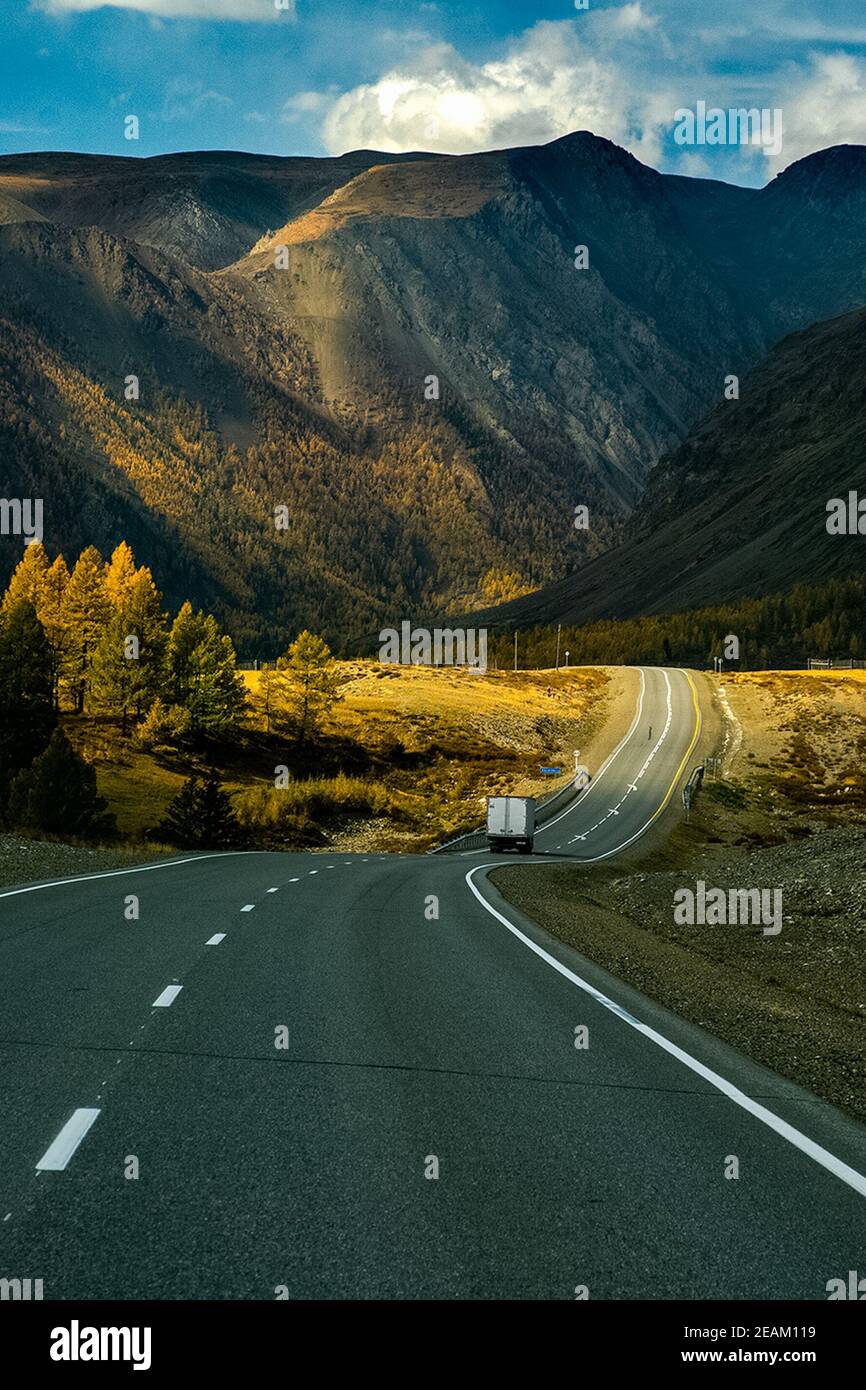 Asphalt road to the mountains. Mountain track on Altai Stock Photo - Alamy