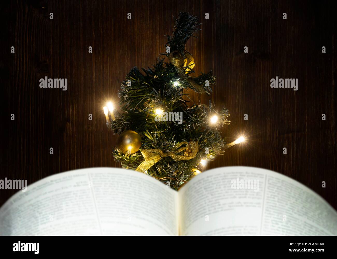 Surprise reading hi-res stock photography and images - Alamy