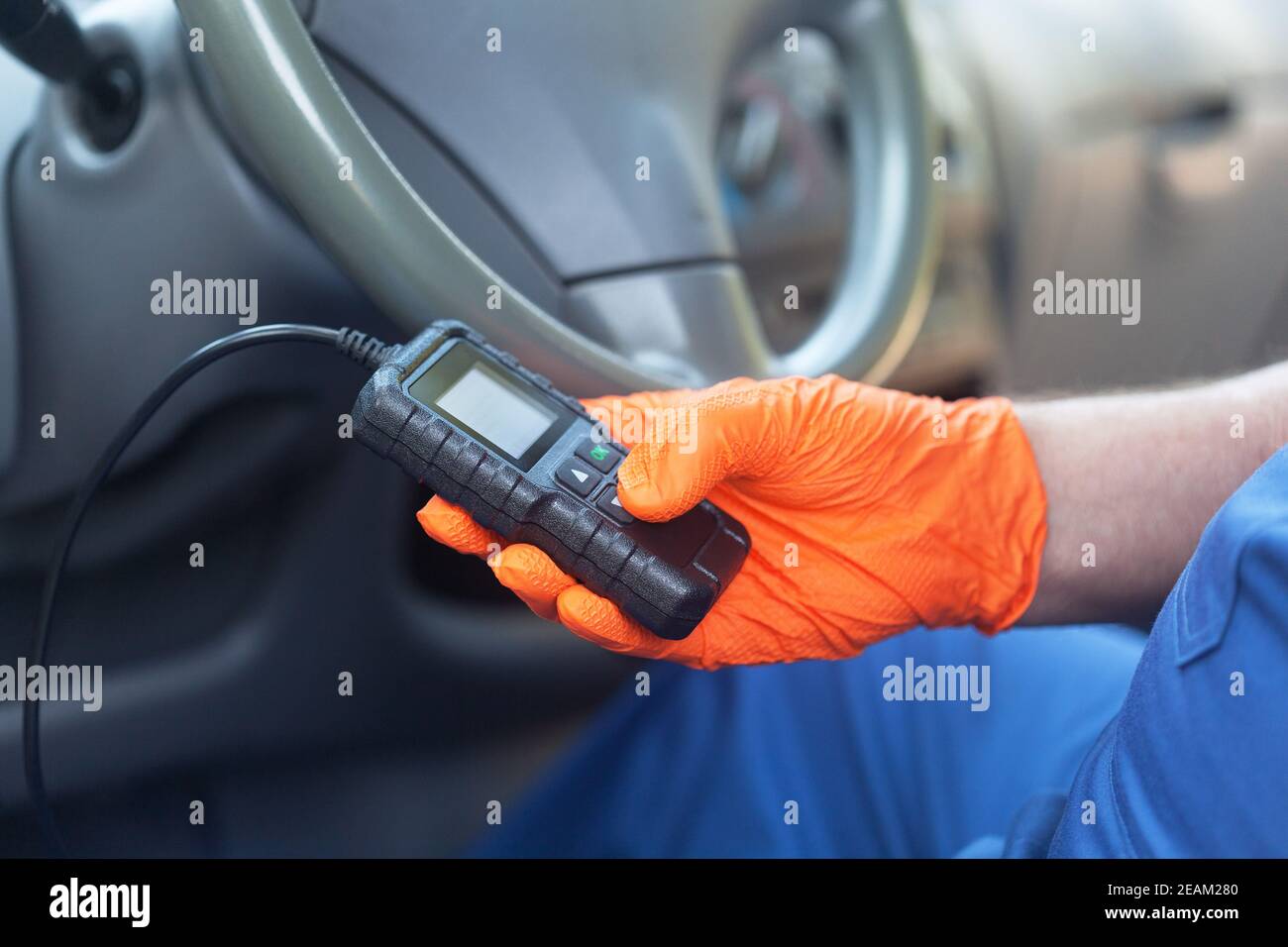 Auto mechanic using car diagnostic scan tool Stock Photo - Alamy