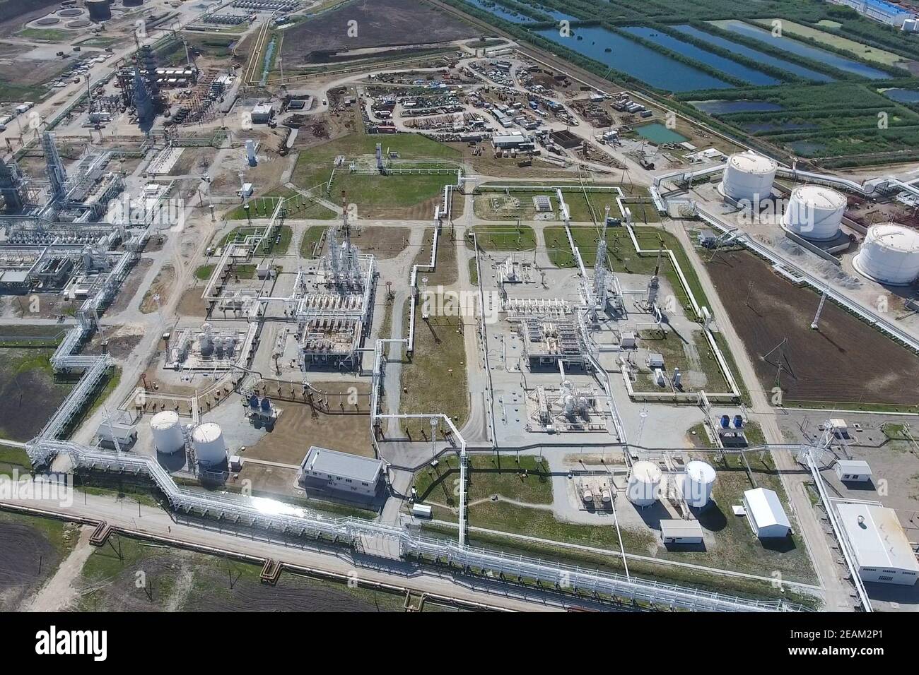 Oil refinery plant for primary and deep oil refining. Equipment Stock ...